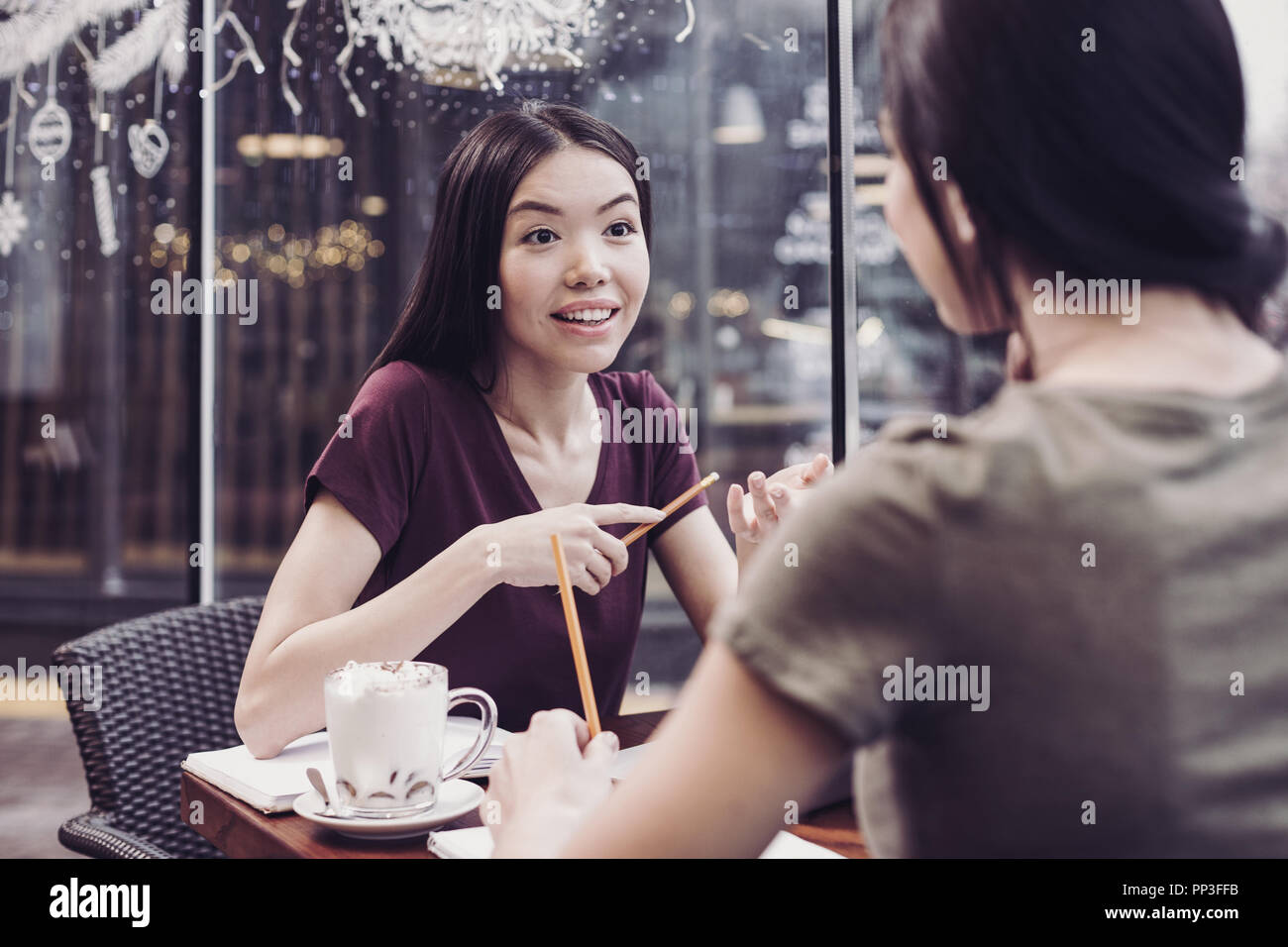 College girls conversation hi-res stock photography and images - Alamy