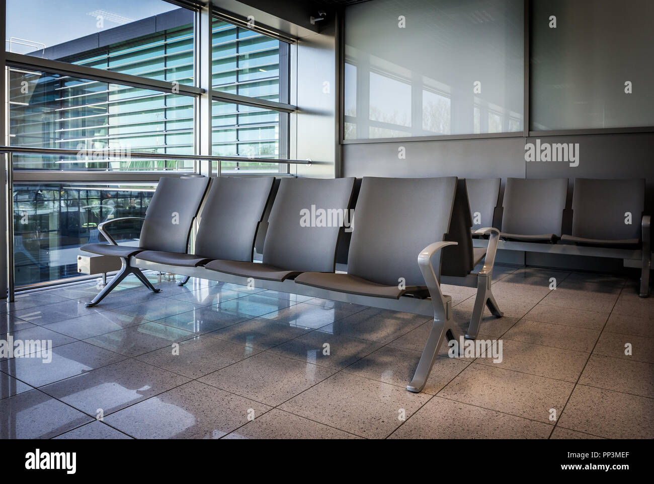 Departure gate waiting area hi-res stock photography and images - Alamy