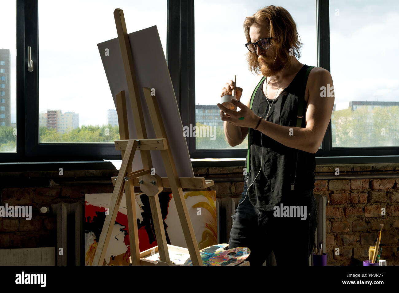 Modern artist hi-res stock photography and images - Alamy