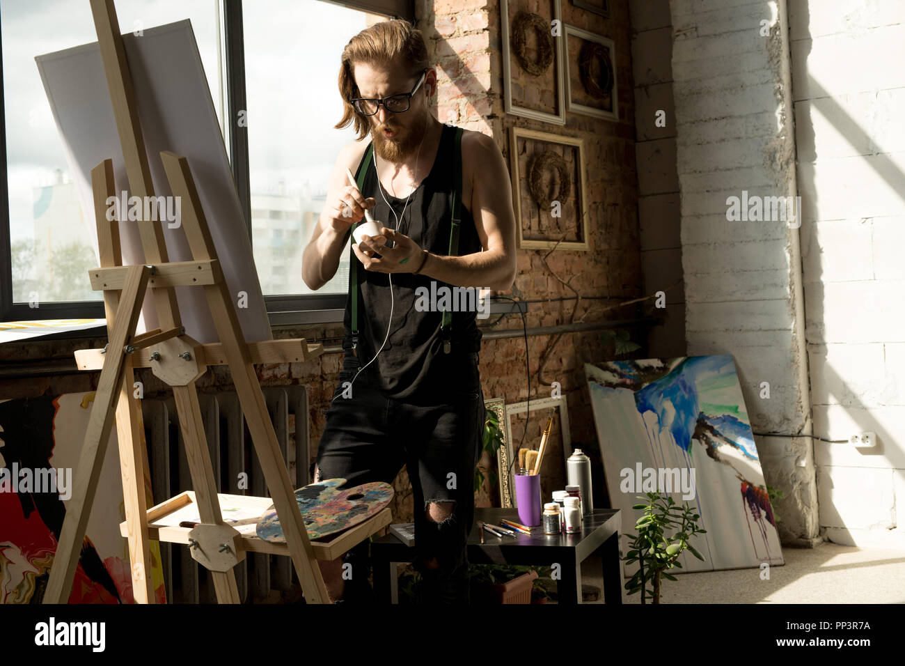 Modern artist hi-res stock photography and images - Alamy