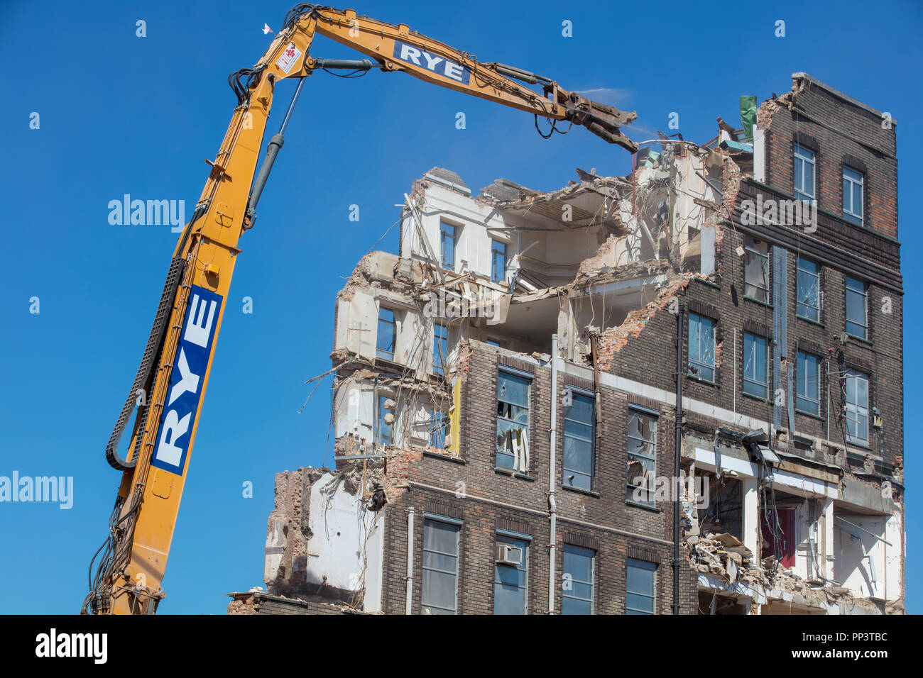 High reach equipment hi-res stock photography and images - Alamy