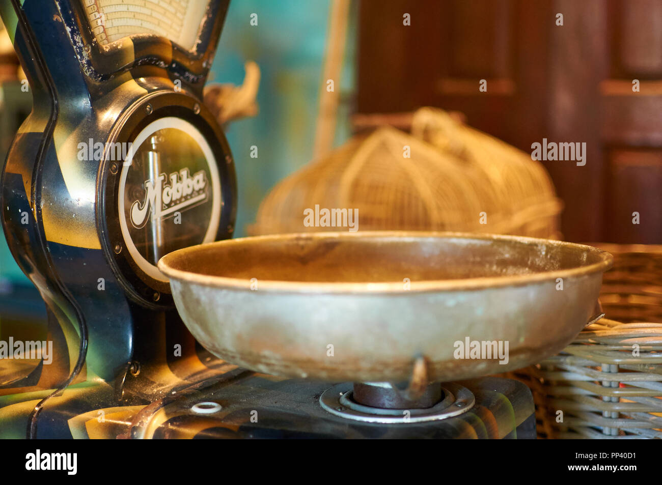 Old weighing machine scales hi-res stock photography and images - Alamy