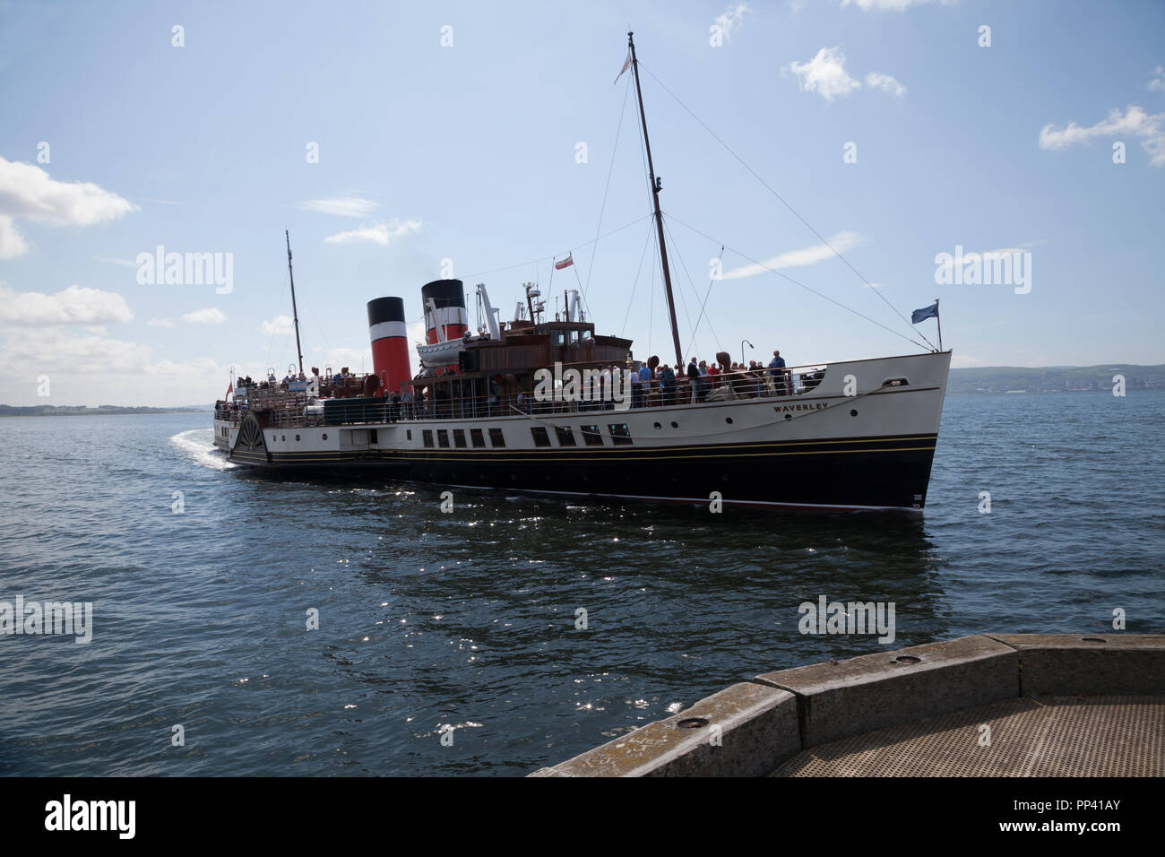 Paddle steamer Waverley approaching Helensburgh Pier on the River Clyde ...