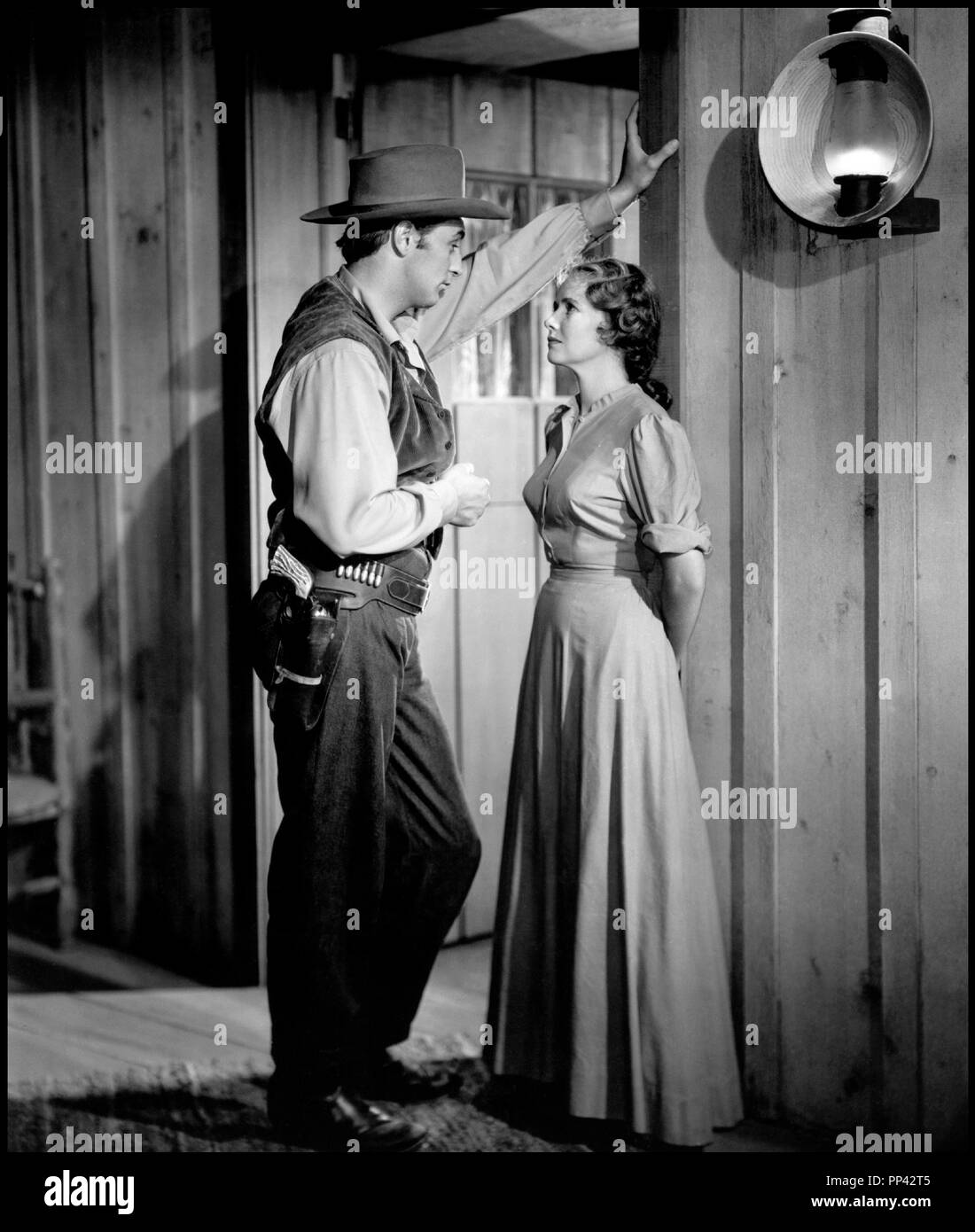 Pursued 1947 Teresa Wright Stock Photos & Pursued 1947 Teresa Wright Stock Images - Alamy