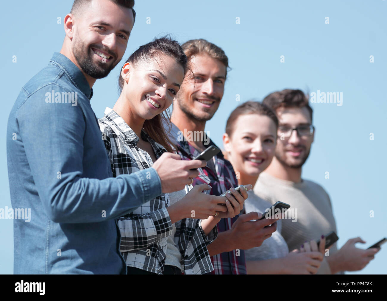 group of young people with modern smartphones Stock Photo - Alamy