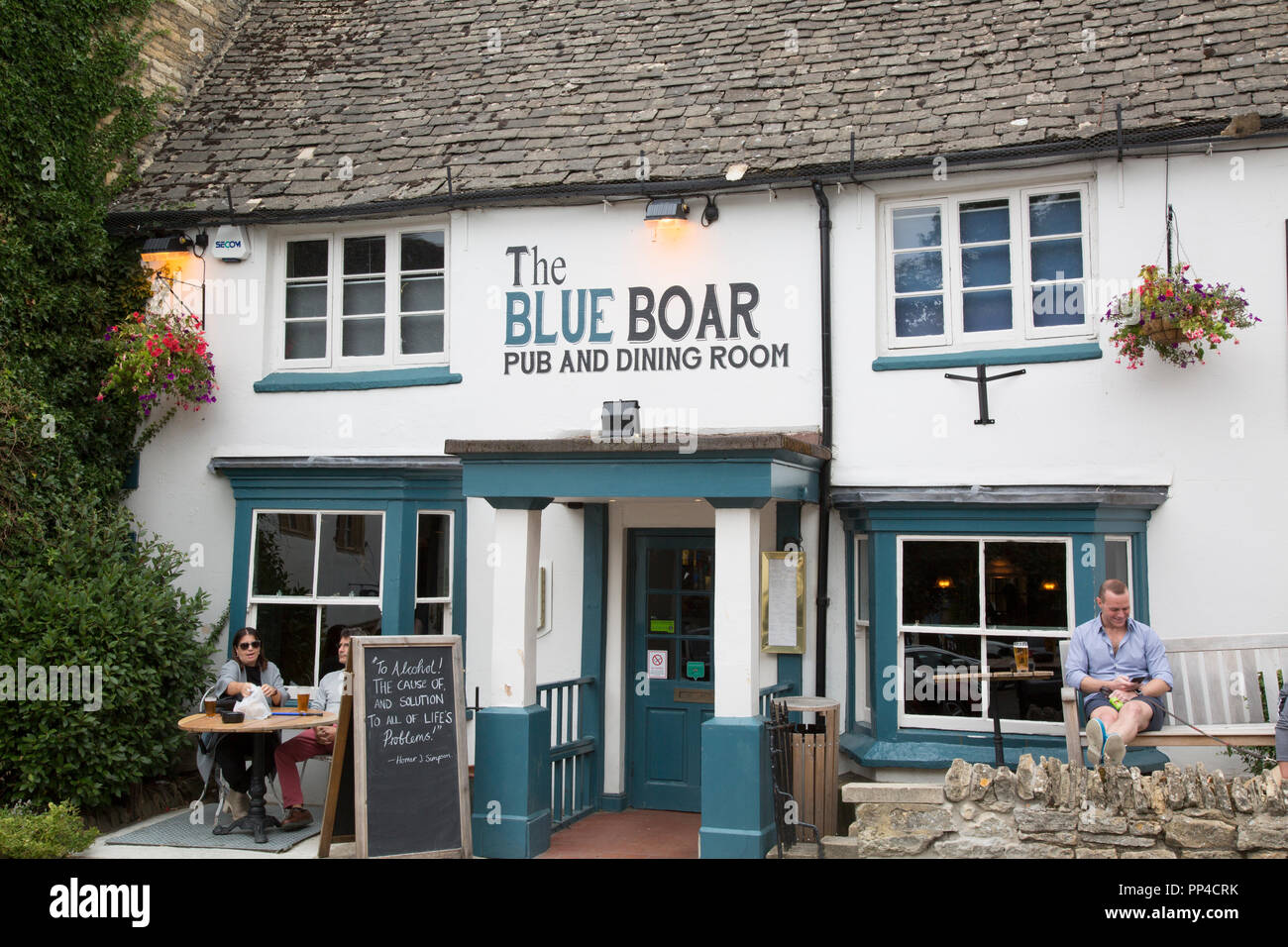 Blue boar pub sign hi-res stock photography and images - Alamy