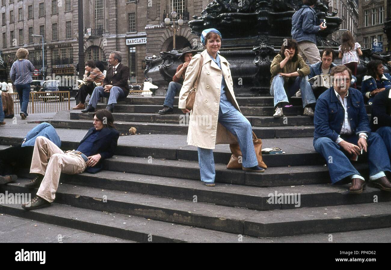 1970s piccadilly circus hi-res stock photography and images - Alamy