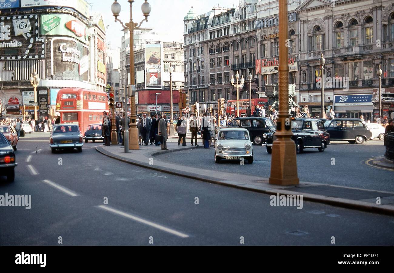 1970s piccadilly circus hi-res stock photography and images - Alamy