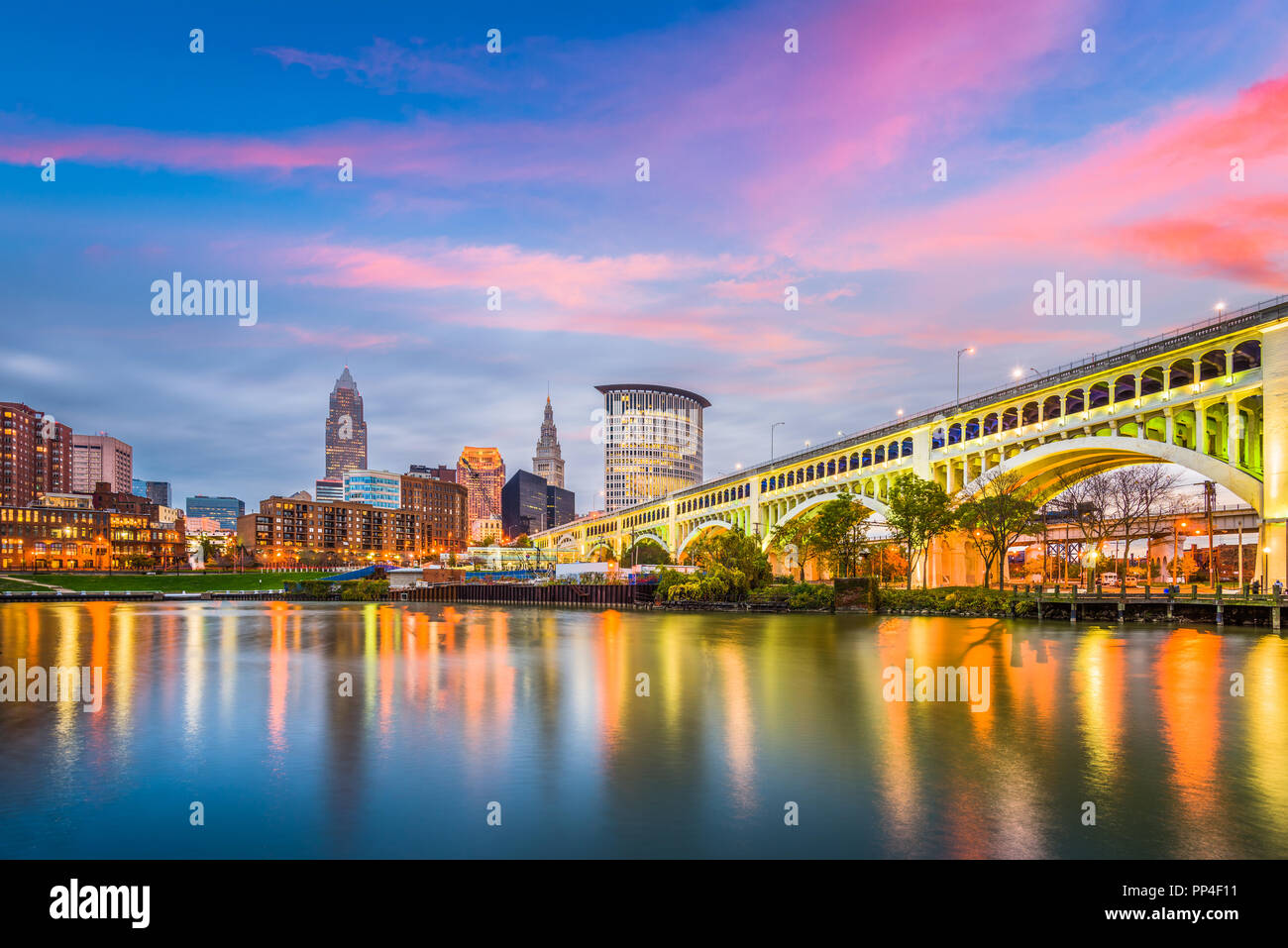 Cleveland skyline water reflection hi-res stock photography and images ...