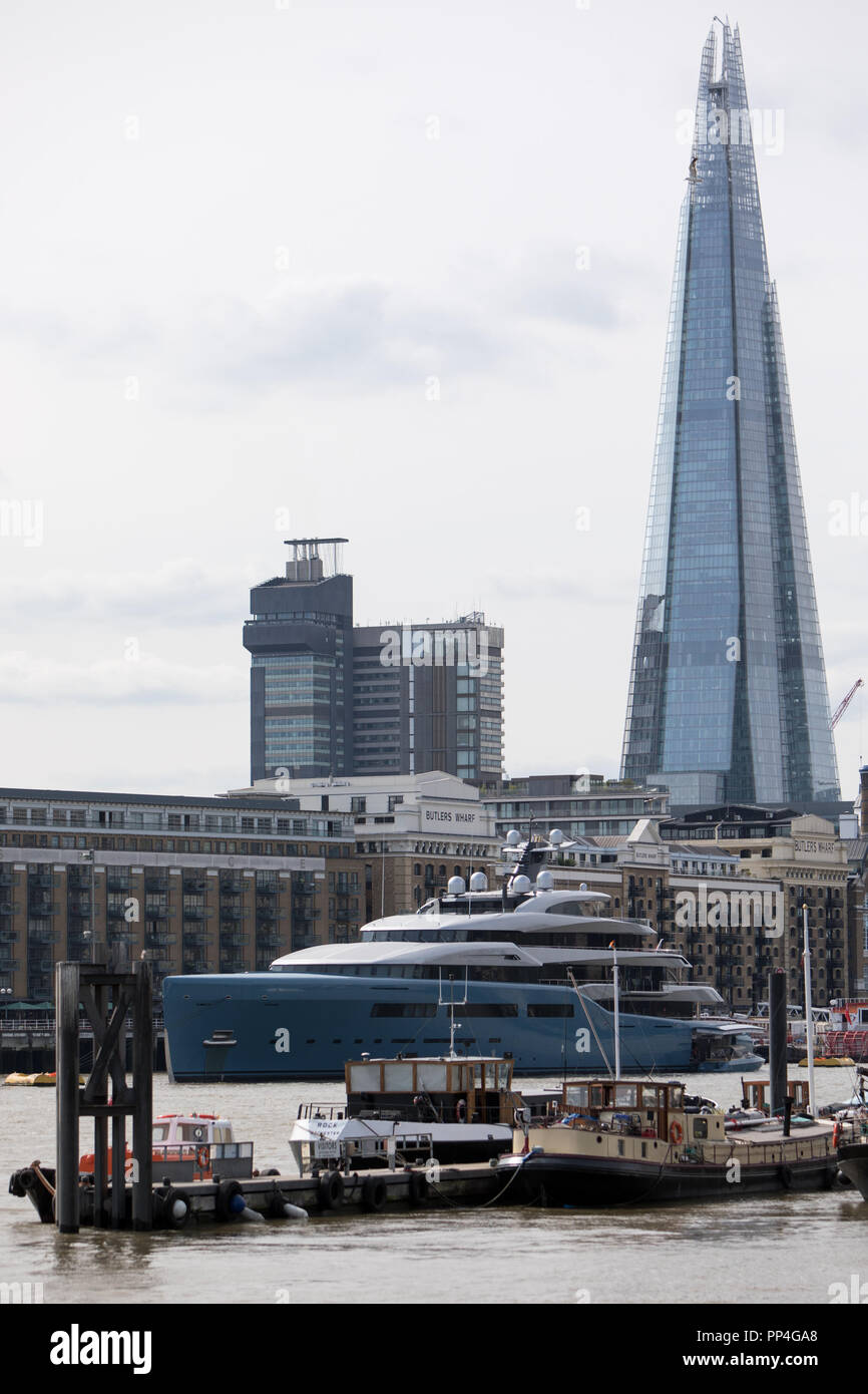 Tottenham Hotspur Owner Joe Lewis' superyacht Aviva is spotted towering ...