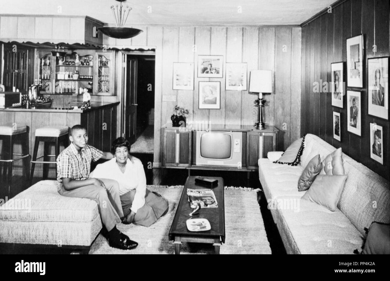 Ella Fitzgerald y su hijo Ray Brown de 12 años Stock Photo - Alamy