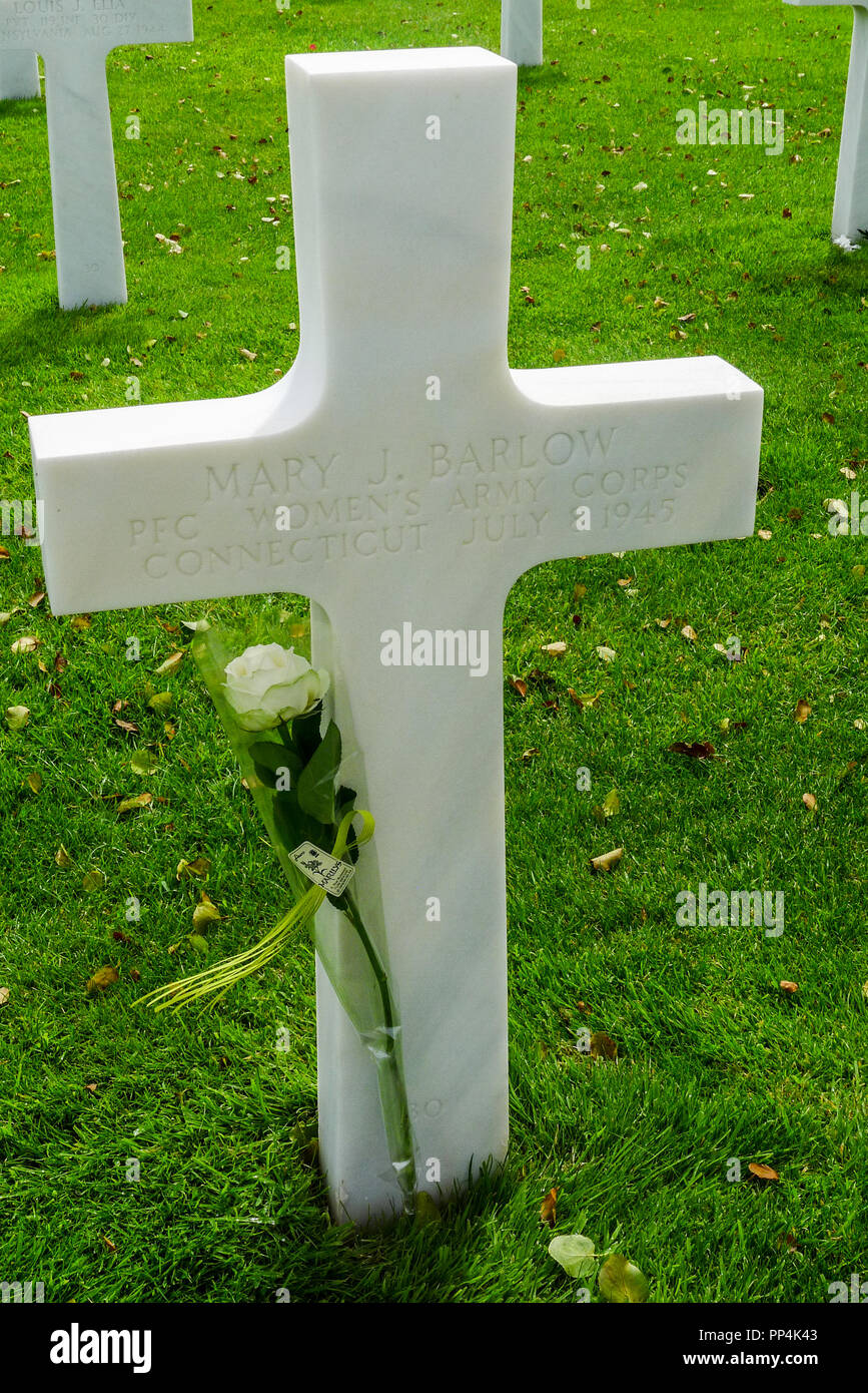 White crosses graves normandy american hi-res stock photography and ...