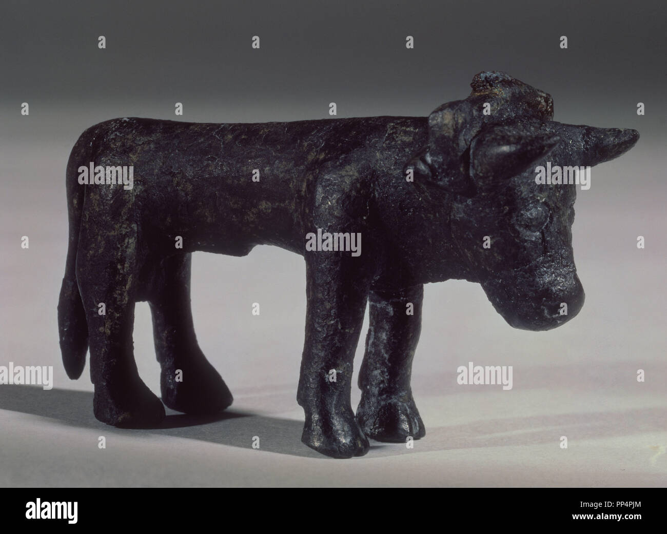 TORO IBERICO EN BRONCE. Location: MUSEO DE PREHISTORIA Y ARQUEOLOGIA ...