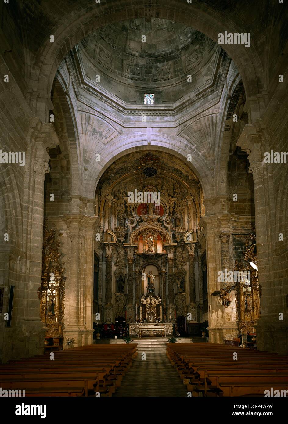 INTERIOR DE LA NAVE CENTRAL DE LA IGLESIA DE SANTO DOMINGO DE SANLUCAR ...