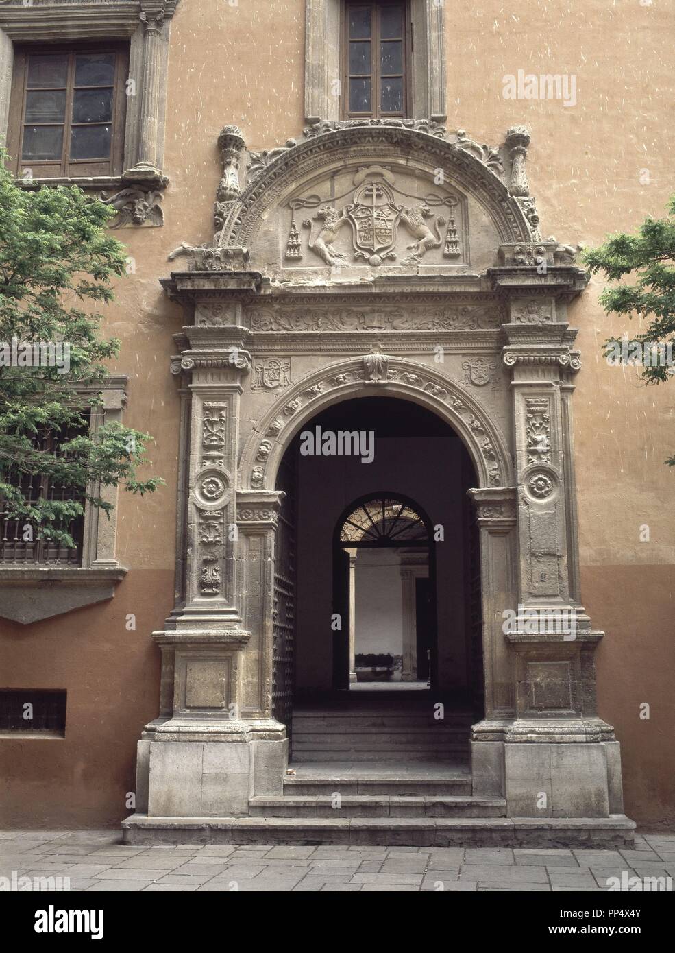 PORTADA DEL EDIFICIO DE LA CURIA DE GRANADA - 1530 - ESTILO PLATERESCO. Author: MARQUINA JUAN DE ...