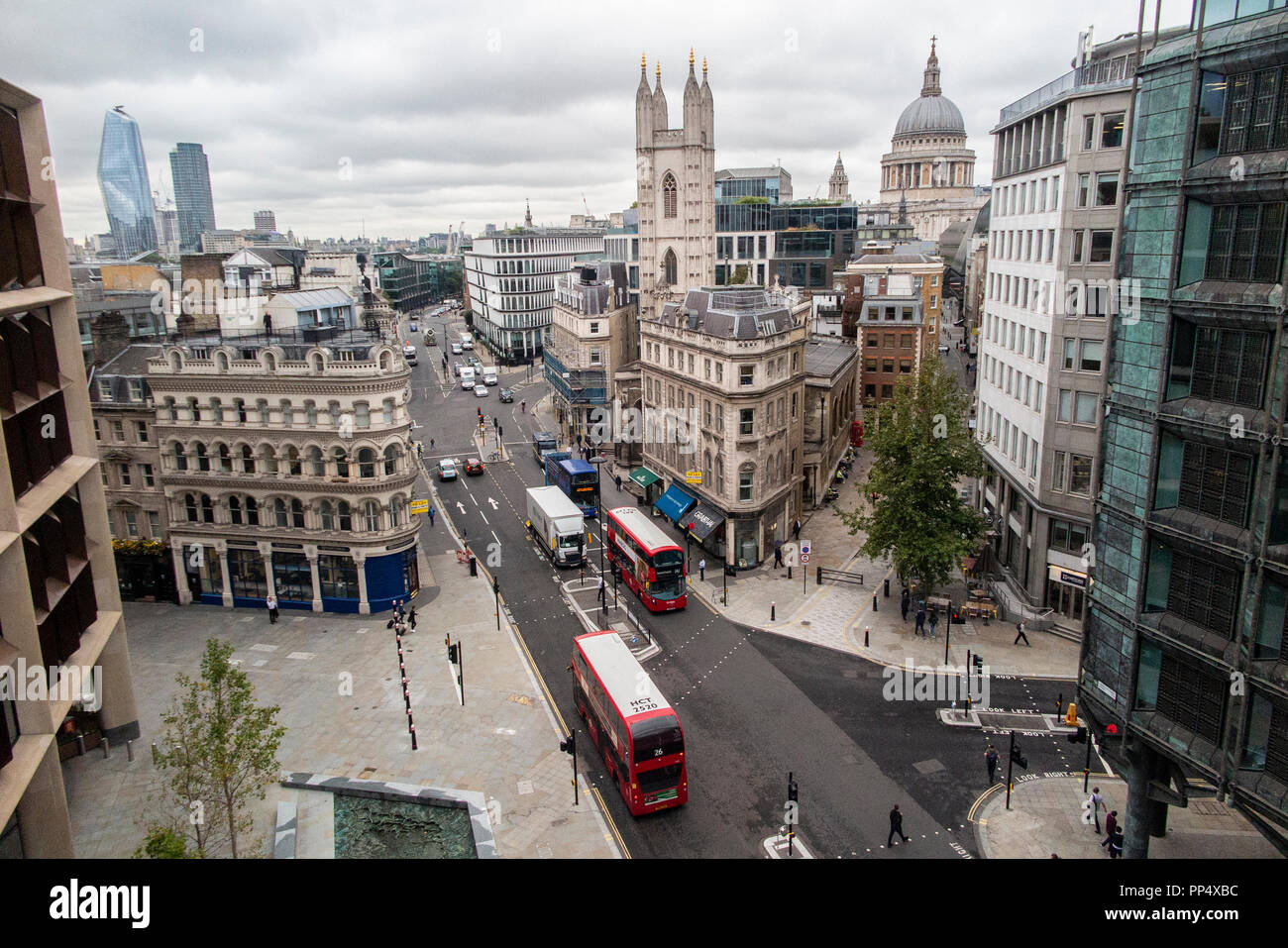 Looking up queen street hi-res stock photography and images - Alamy