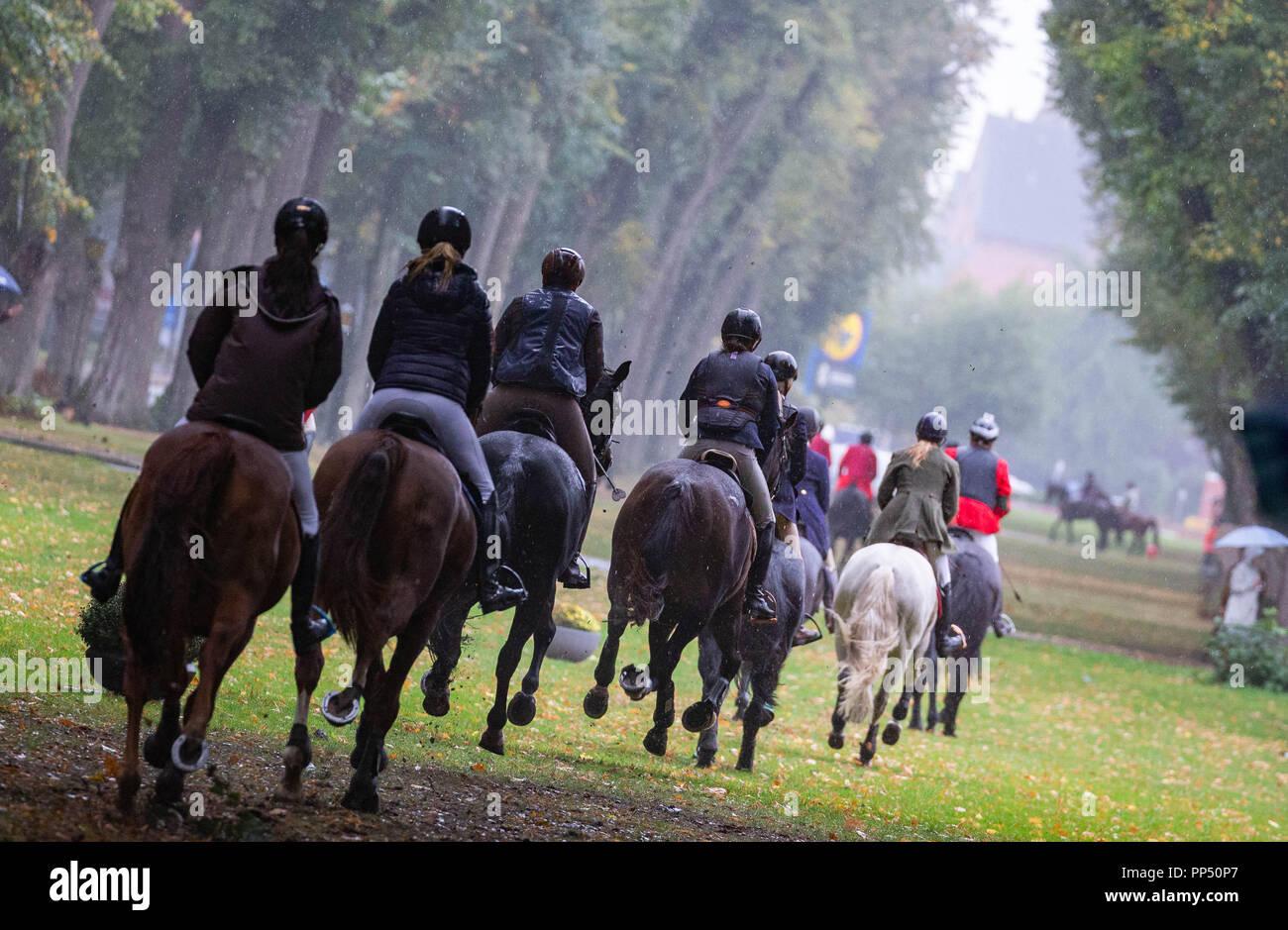 Soegel, Germany. 23rd Sept 2018. Participants ride their horses during ...
