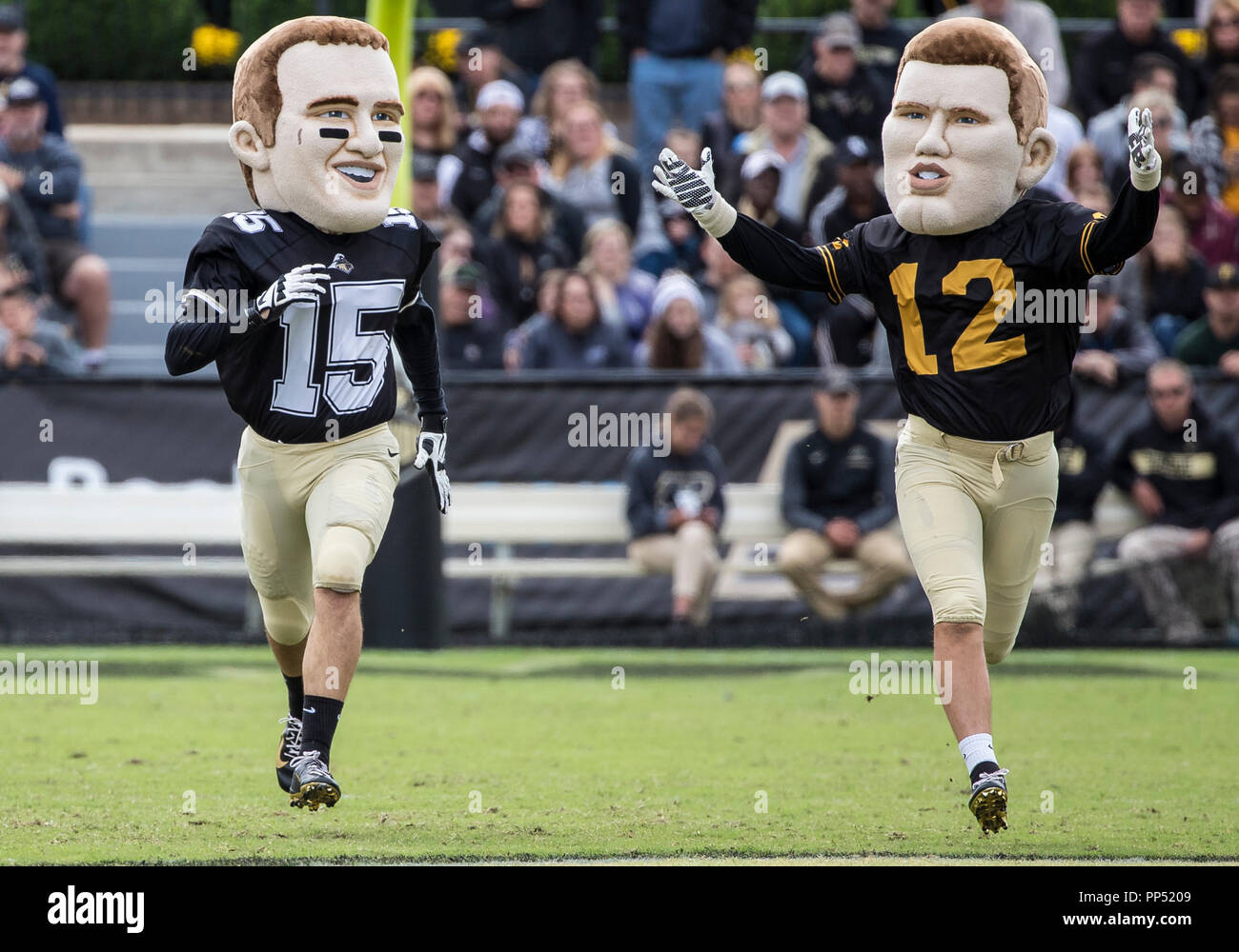 College mascots hi-res stock photography and images - Alamy