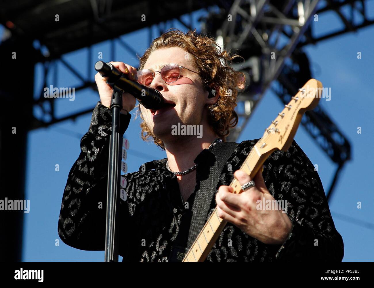 Luke hemmings of 5 seconds of summer hi-res stock photography and ...