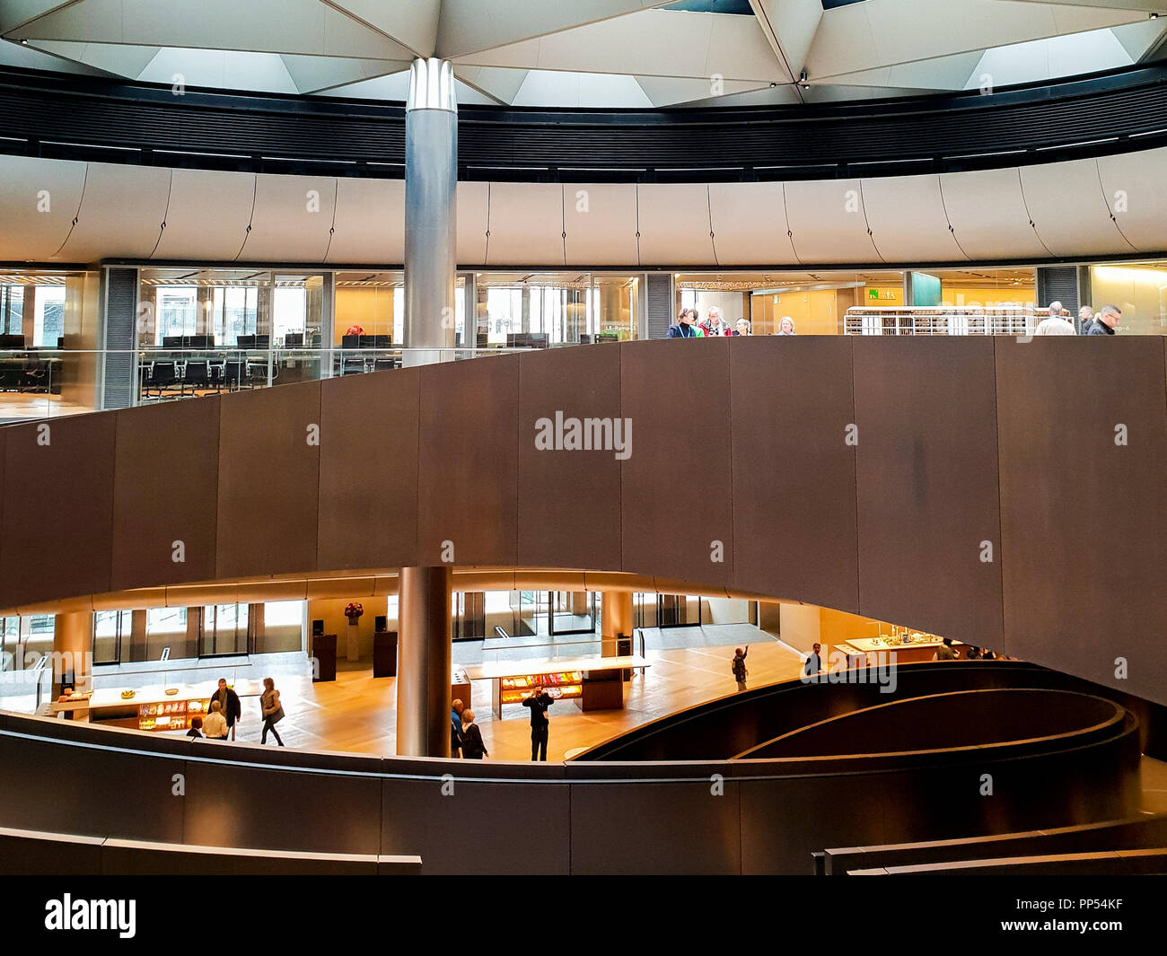 Bloomberg building london inside hi-res stock photography and images ...