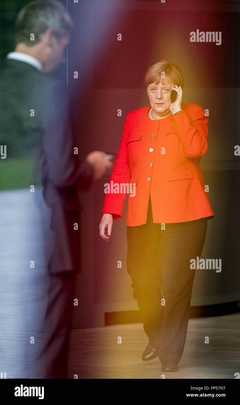 Angela merkel phone 2018 hi-res stock photography and images - Alamy