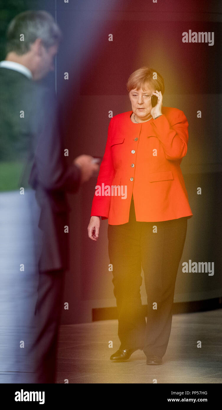 Angela merkel phone 2018 hi-res stock photography and images - Alamy