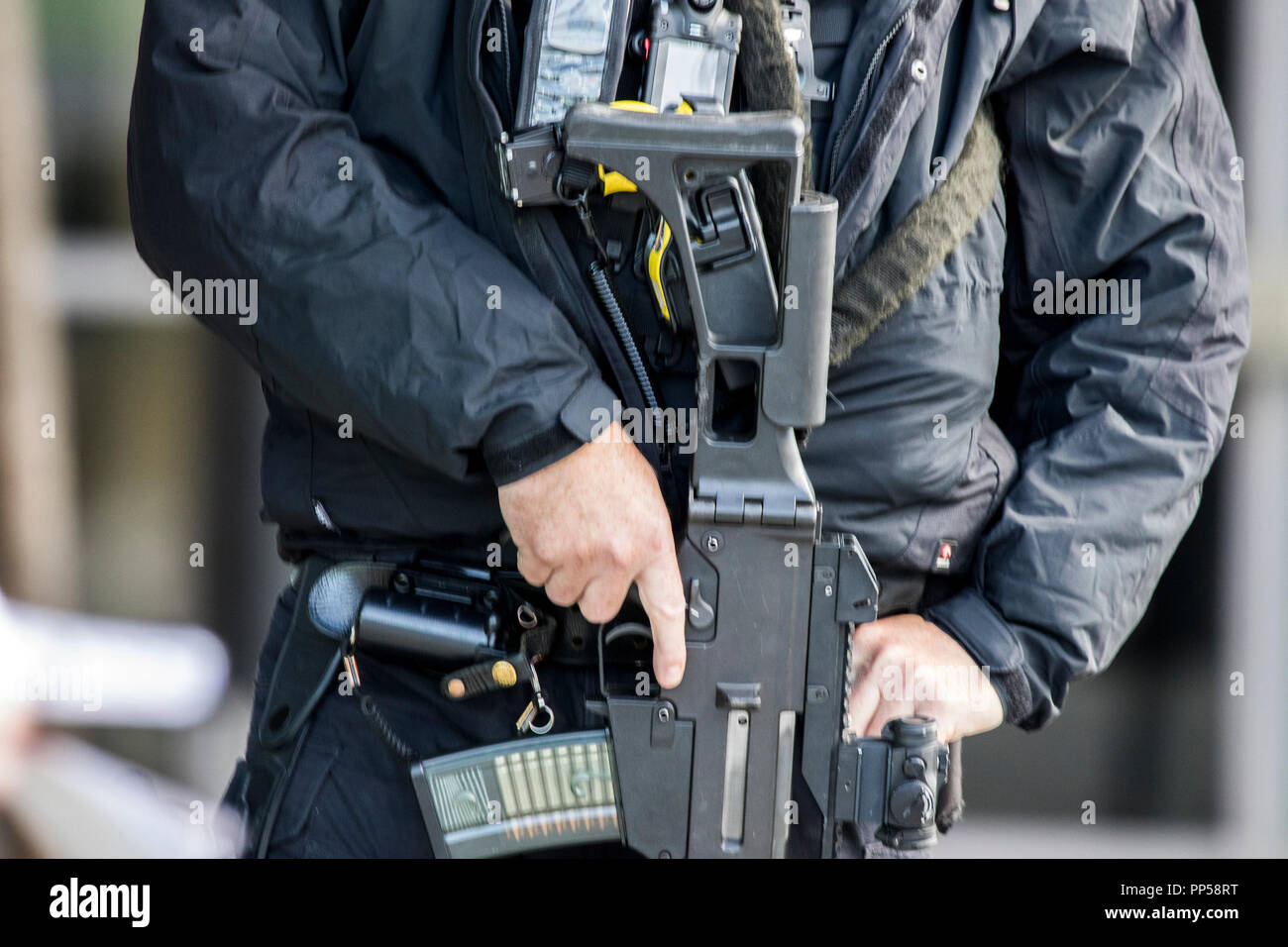 Authorised firearms officer hi-res stock photography and images - Alamy