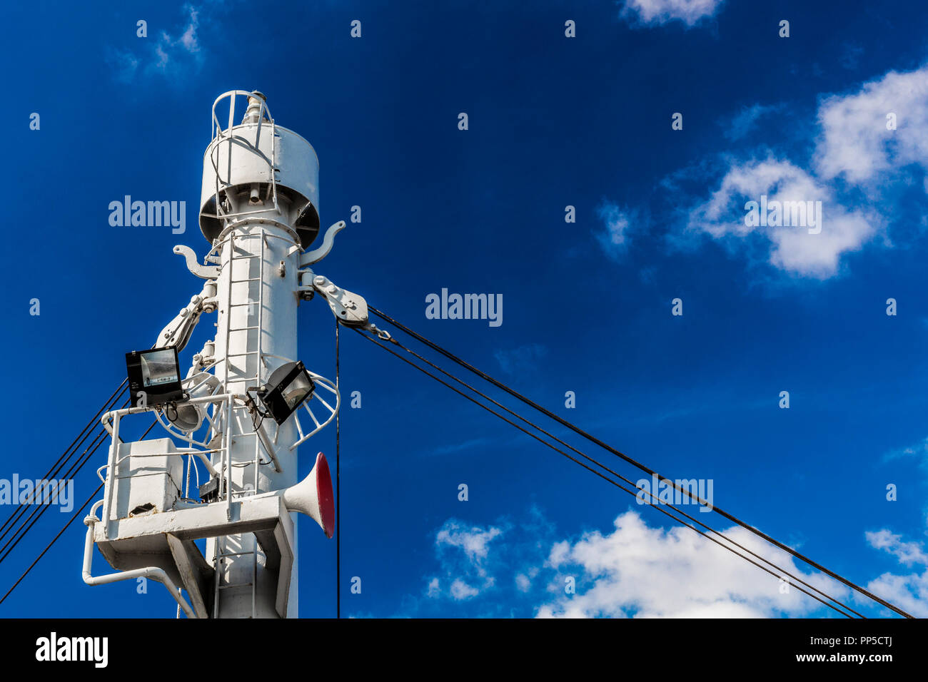 Boat yellow mast building hi-res stock photography and images - Alamy