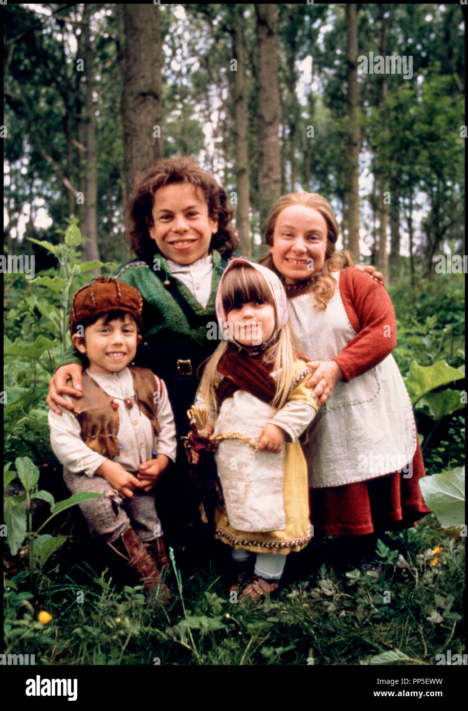 Willow 1988 Warwick Davis Stock Photos & Willow 1988 Warwick Davis ...