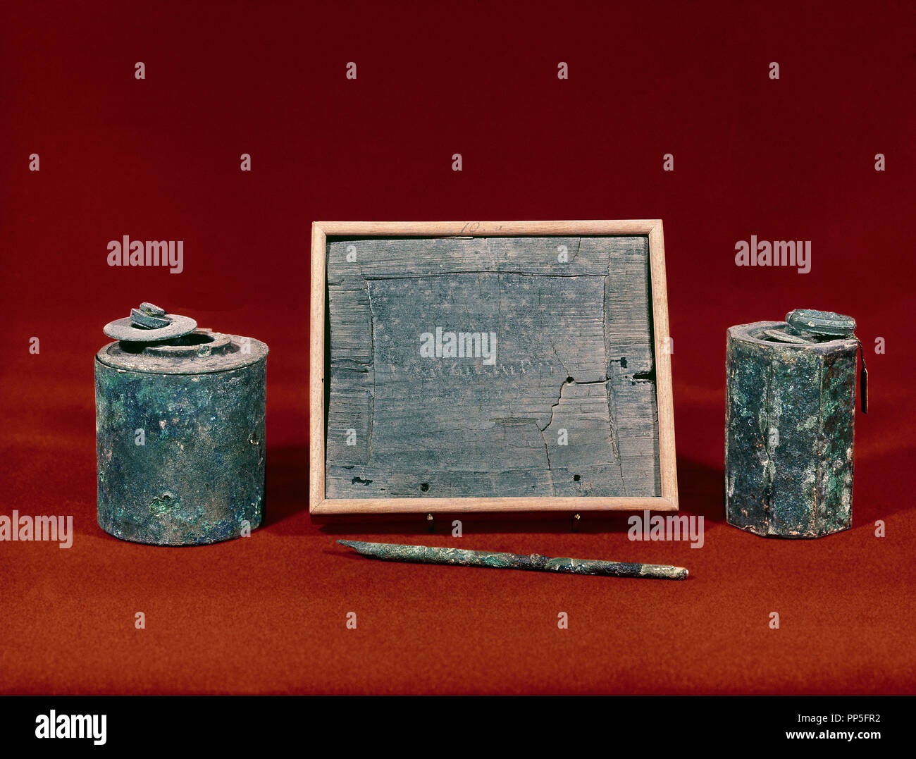 Pluma y tintero hi-res stock photography and images - Alamy