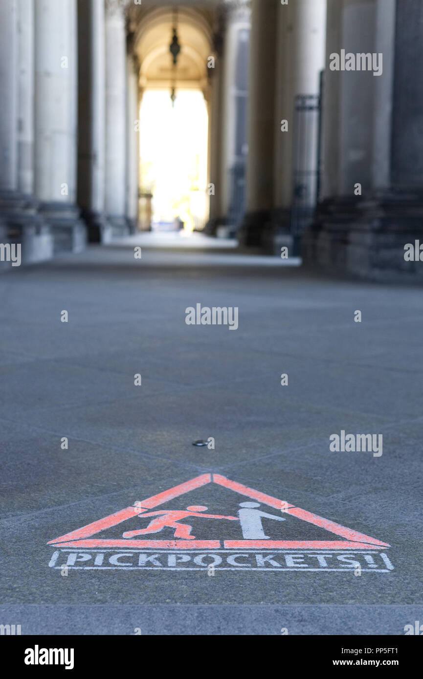 Pickpocket warning sign hi-res stock photography and images - Alamy