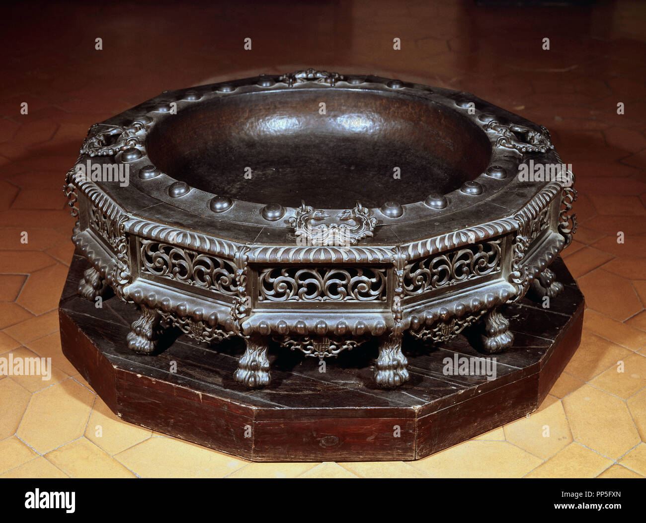 BRASERO DE BRONCE - 1675 - PROCEDE DEL AYUNTAMIENTO. Location: MUSEE ...