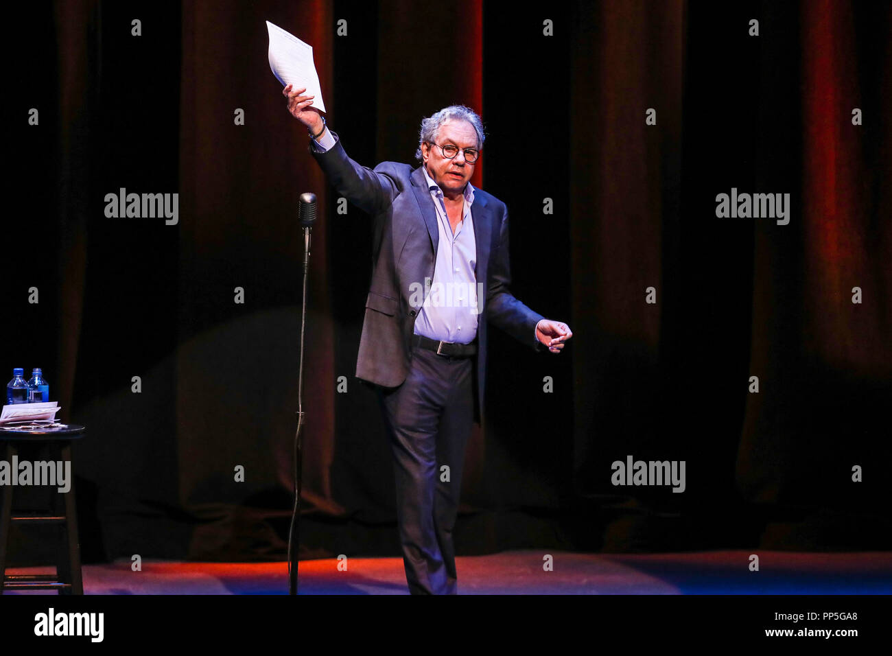 American stand up comedian hi-res stock photography and images - Alamy
