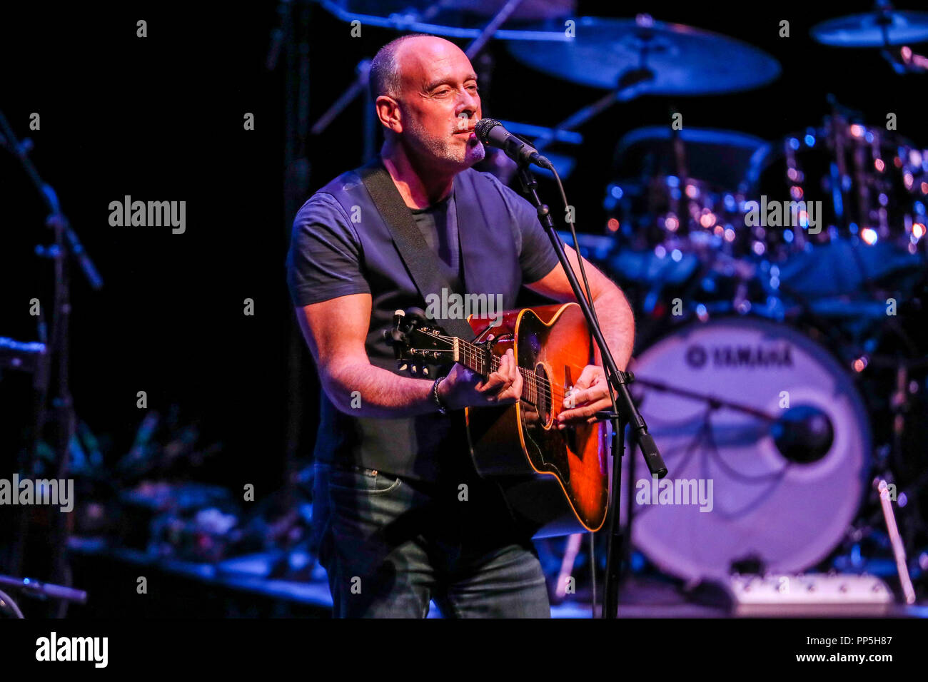 Grammy award for best male vocalist hi-res stock photography and images ...