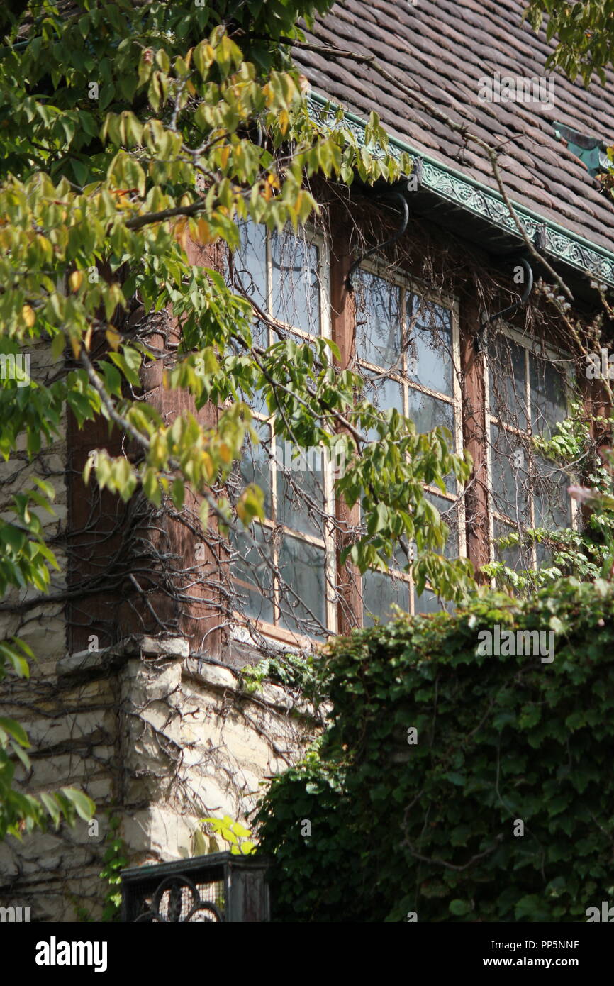 Residential home and weathered old construction mansion Stock Photo - Alamy