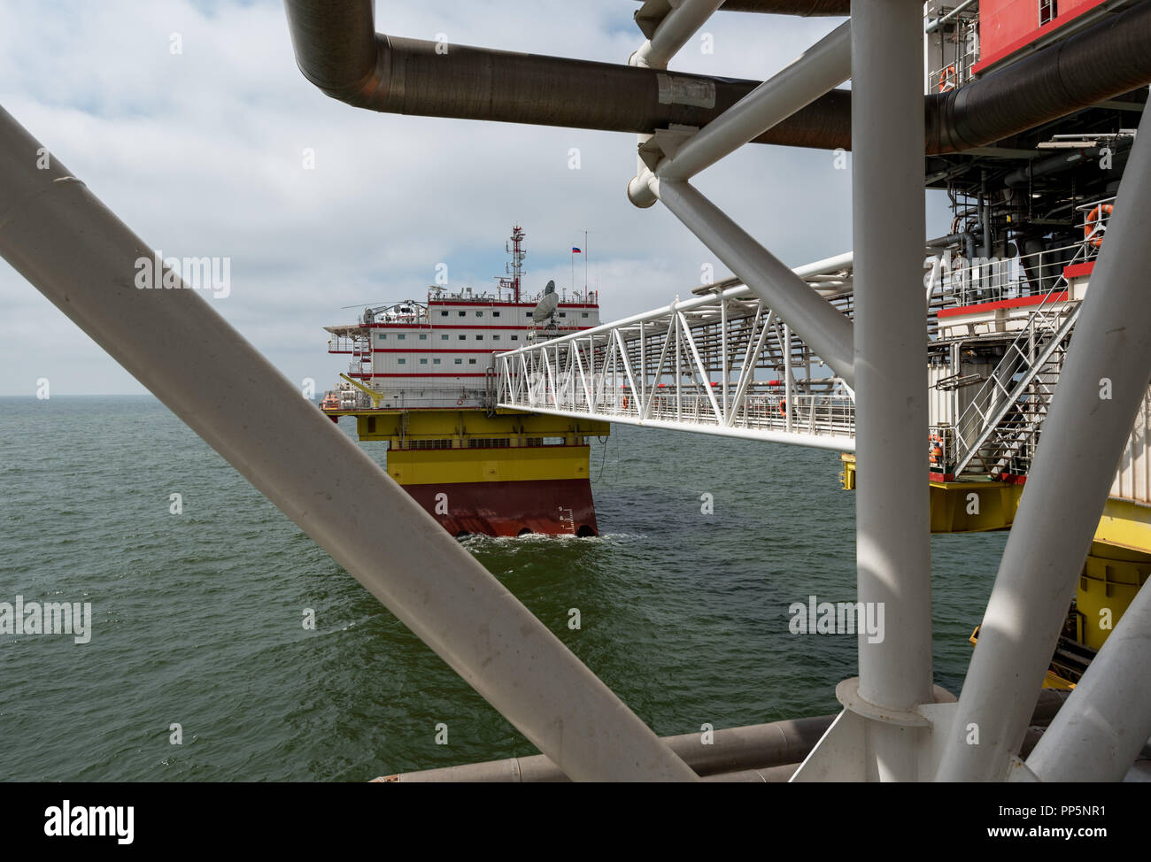 Oil rig russia caspian sea hi-res stock photography and images - Alamy