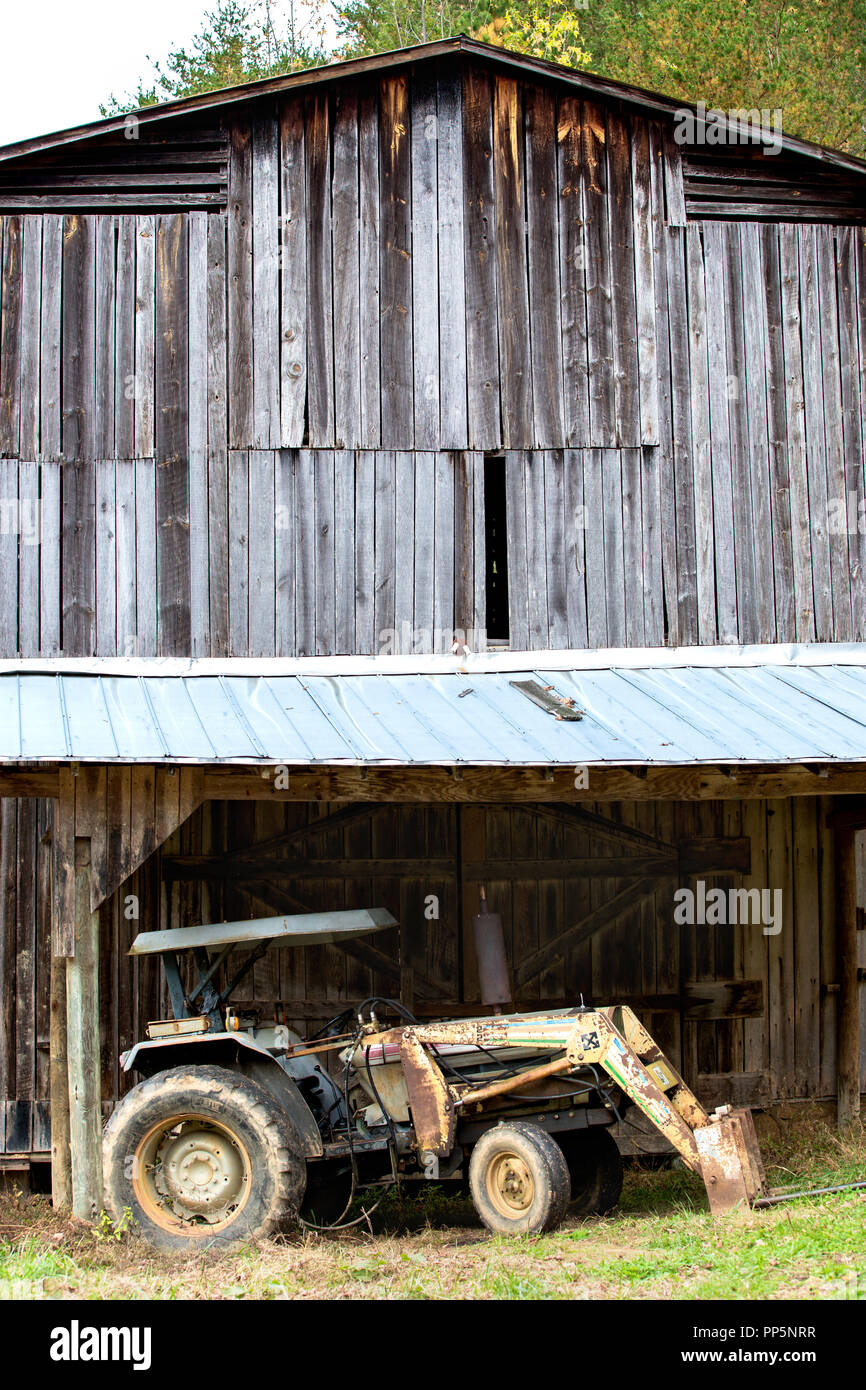 Farm barn tractor hi-res stock photography and images - Alamy