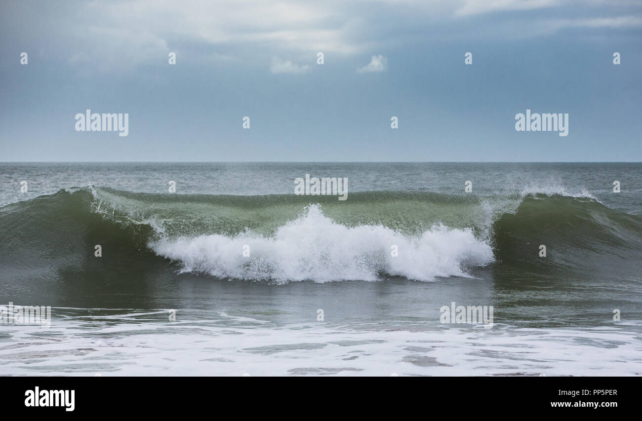 Waves breaking seashore hi-res stock photography and images - Alamy
