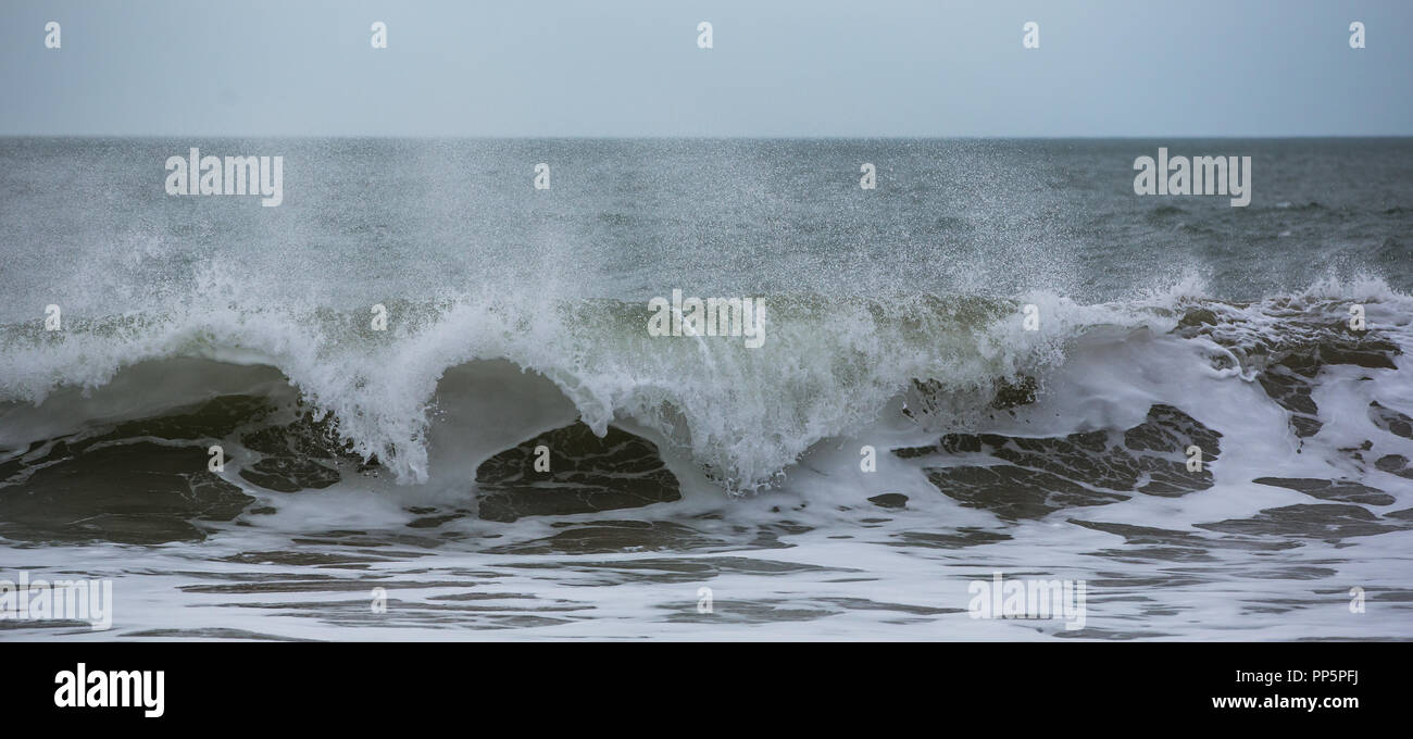 Waves breaking seashore hi-res stock photography and images - Alamy