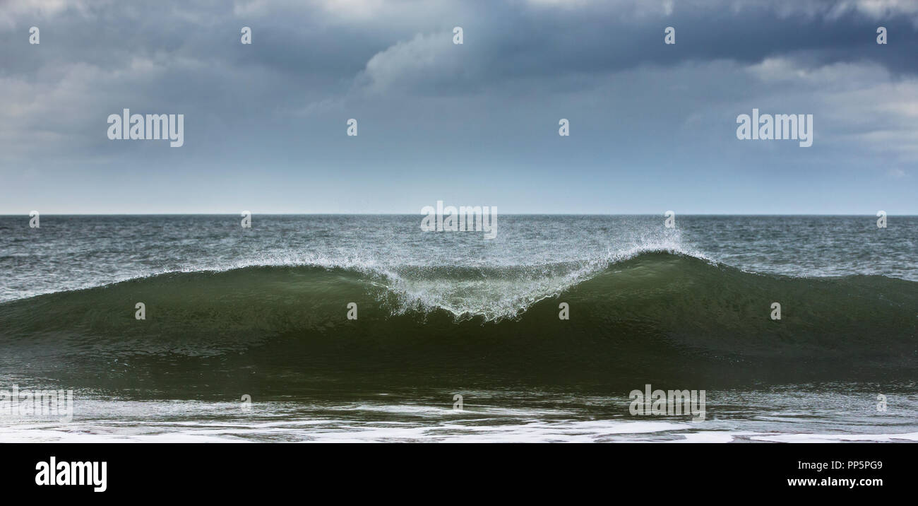 Waves breaking seashore hi-res stock photography and images - Alamy