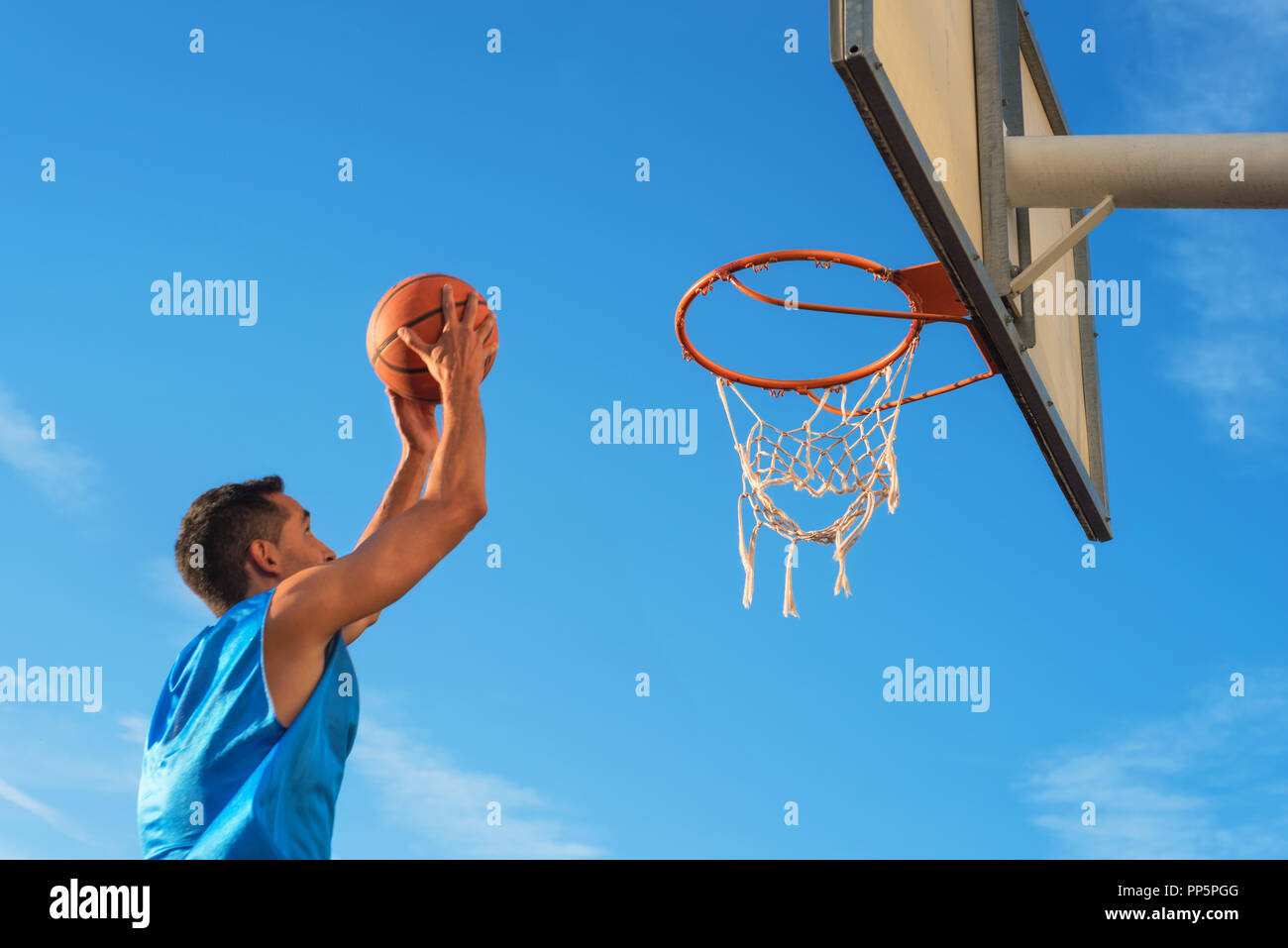 Slam dunk basketball man hi-res stock photography and images - Alamy