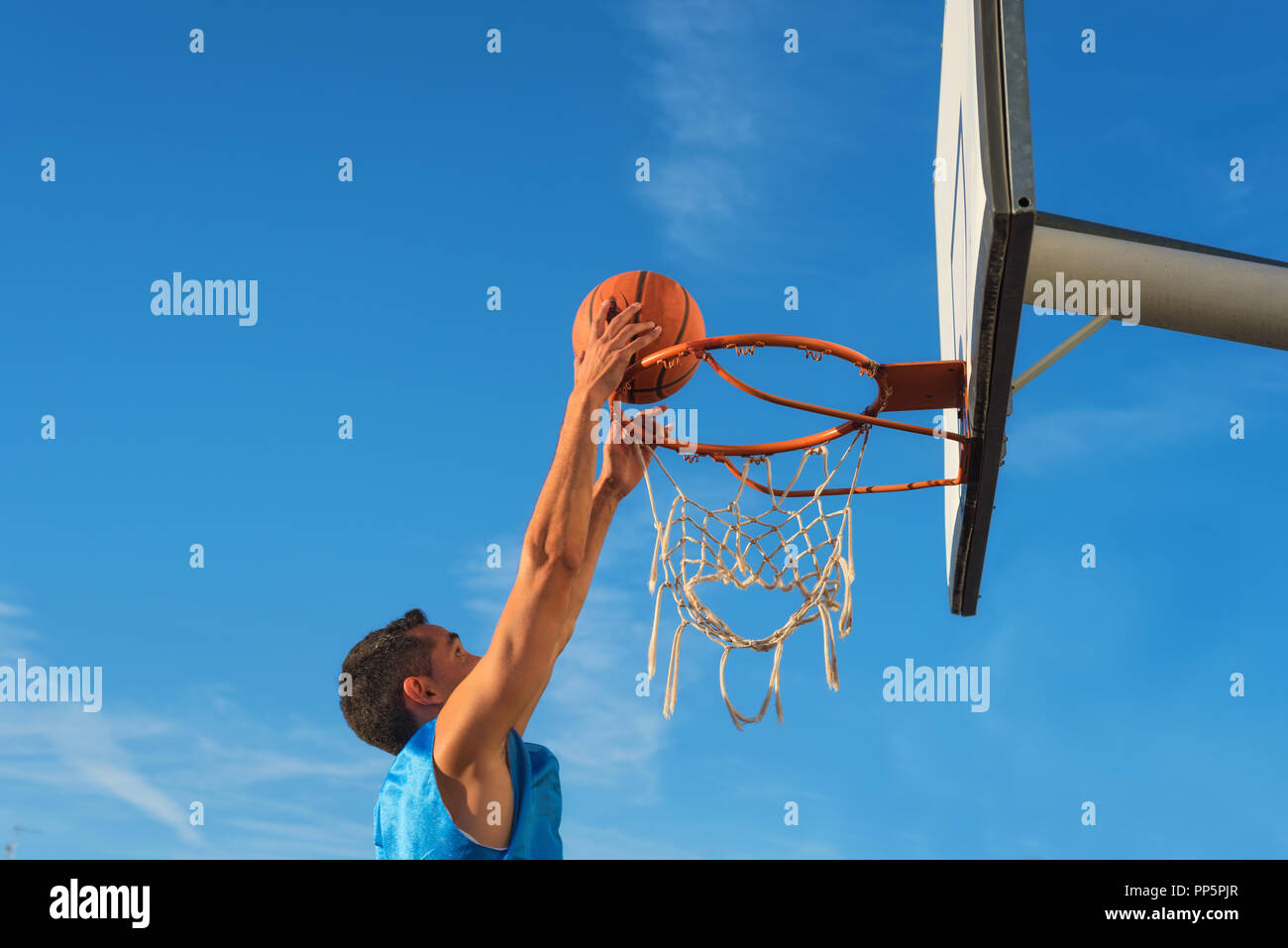 Slam dunk basketball man hi-res stock photography and images - Alamy