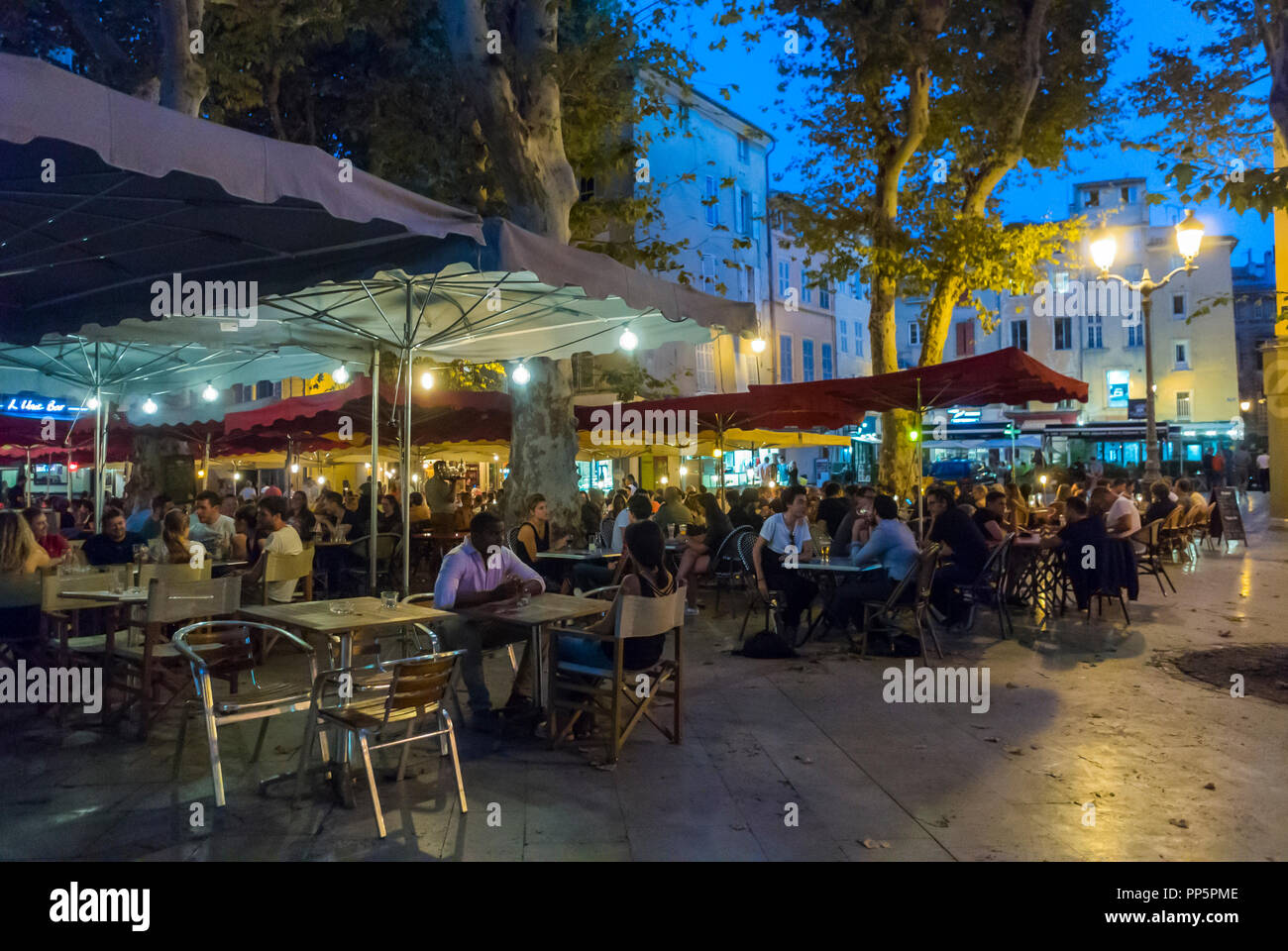 Aix-en-Provence, FRANCE, Large Crowd People Sharing Meals, Dining, in ...