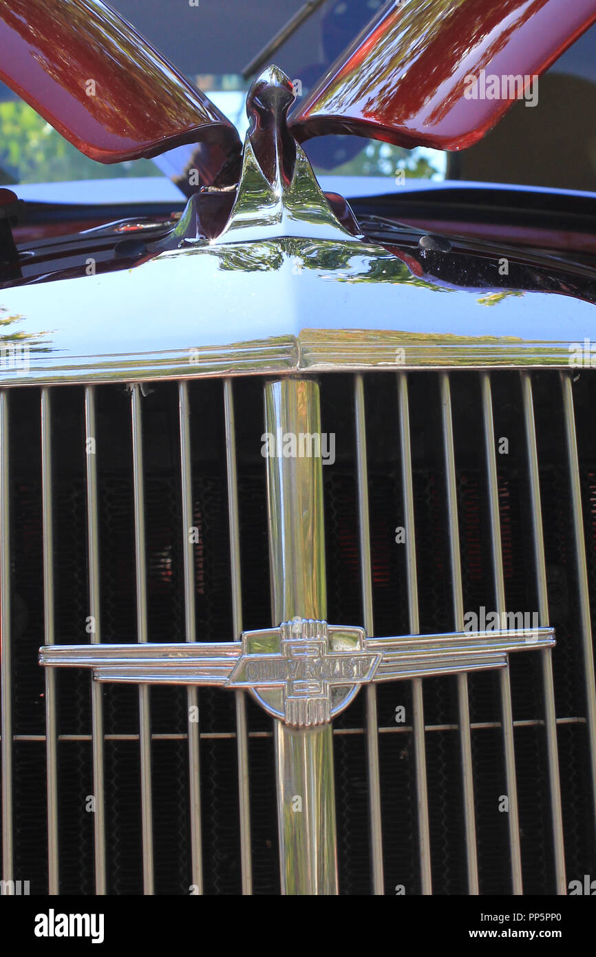 Chevy grill and emblem hi-res stock photography and images - Alamy