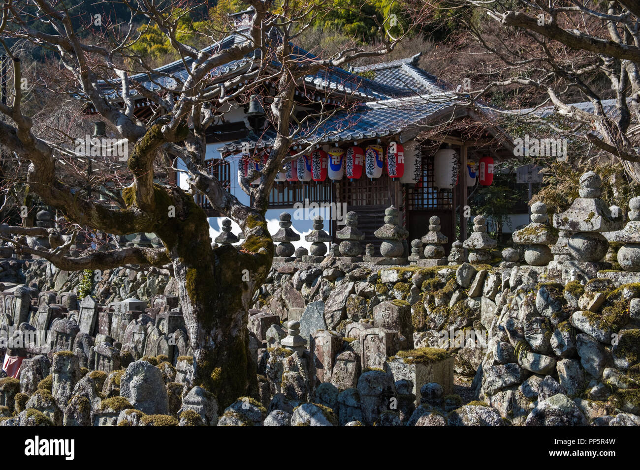 KYOTO, JAPAN - 07 FEB 2018: Temple building and statues of Adashino ...