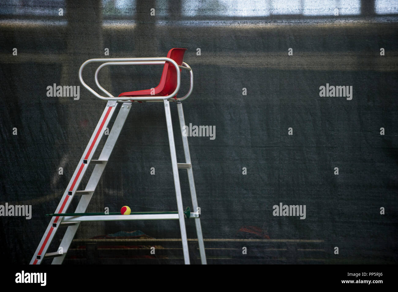 Tennis line umpire hi-res stock photography and images - Alamy