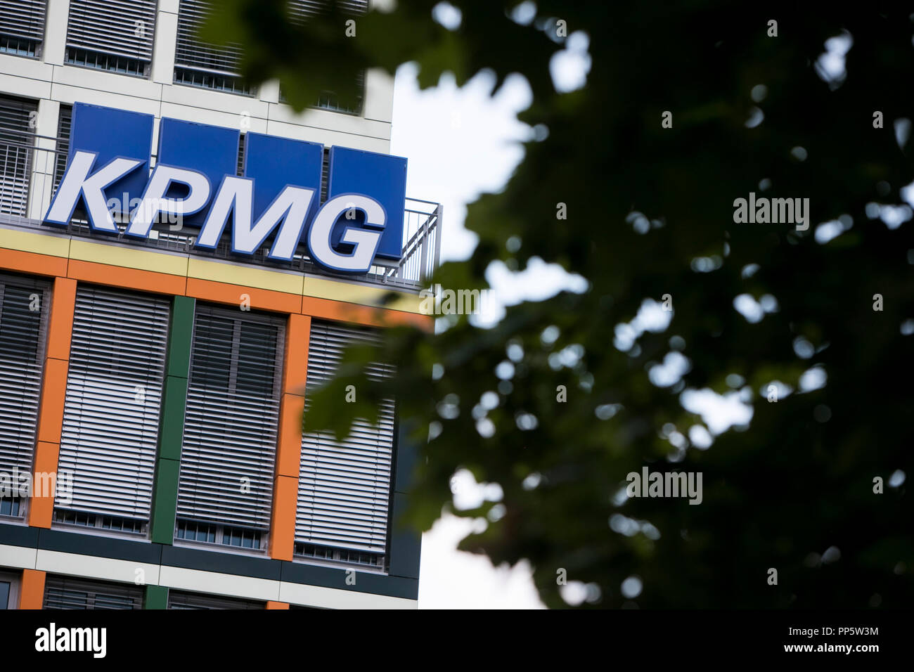 Kpmg logo hi-res stock photography and images - Alamy