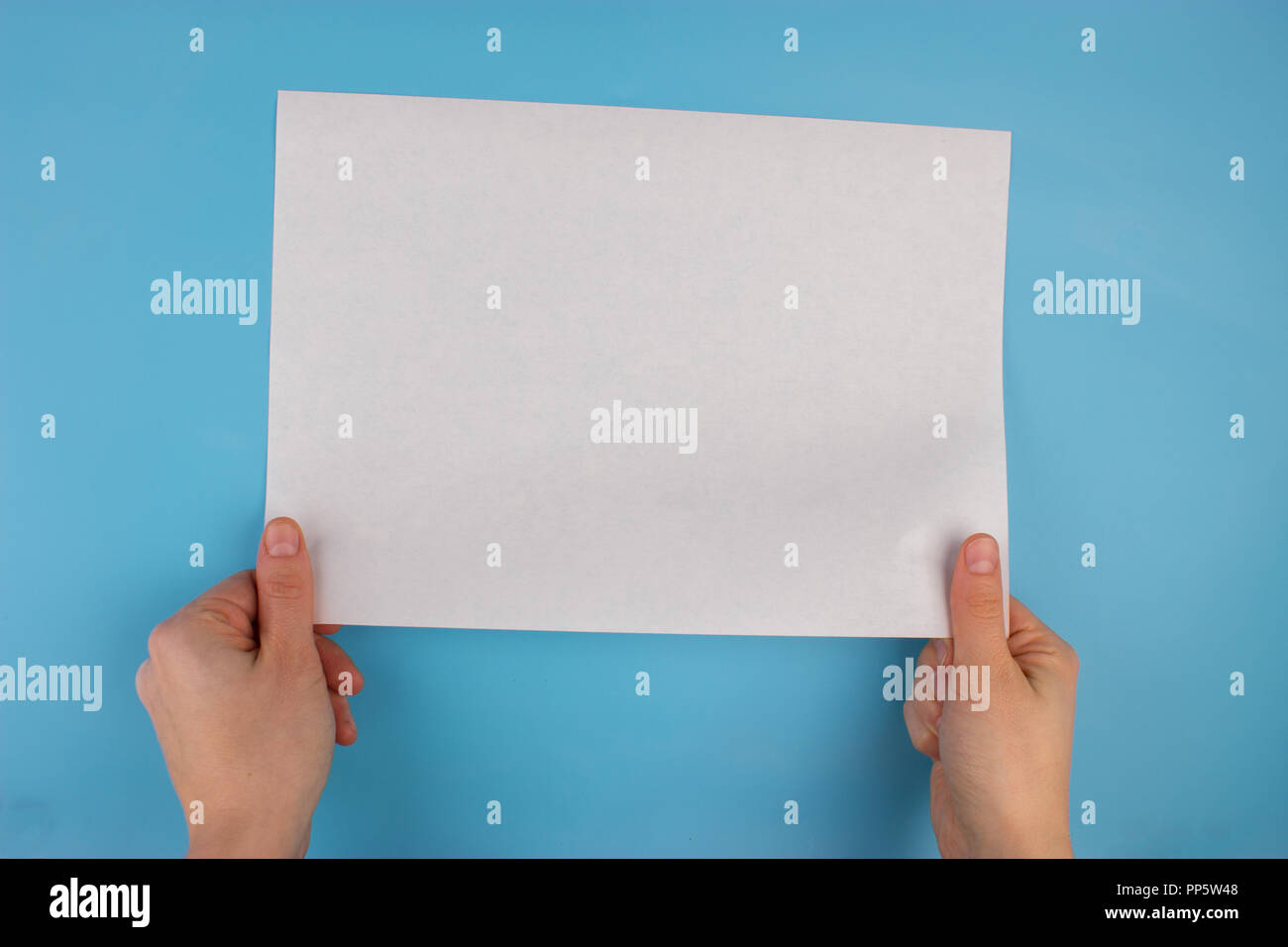 Blank paper in hand Stock Photo - Alamy