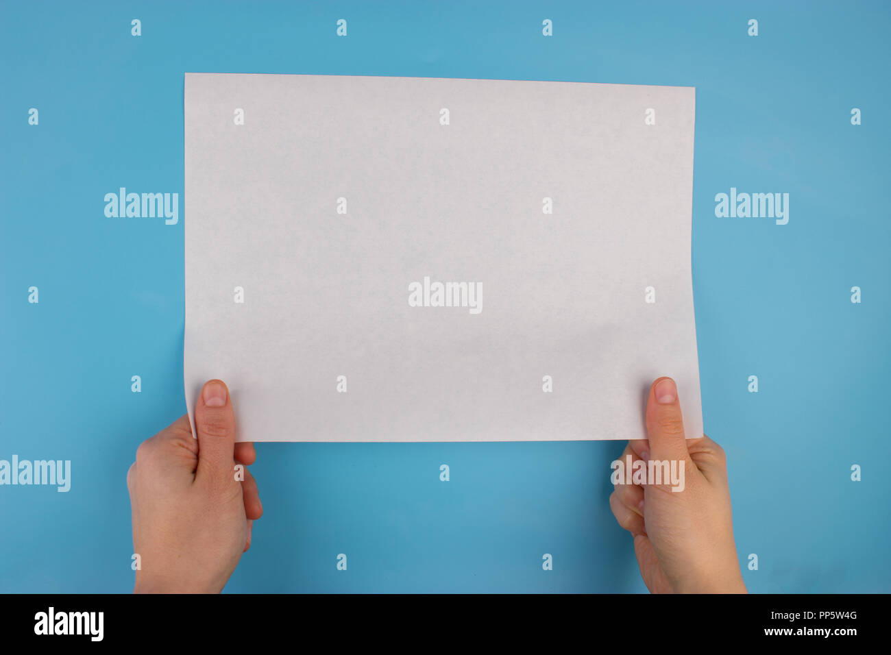 Blank paper in hand Stock Photo - Alamy