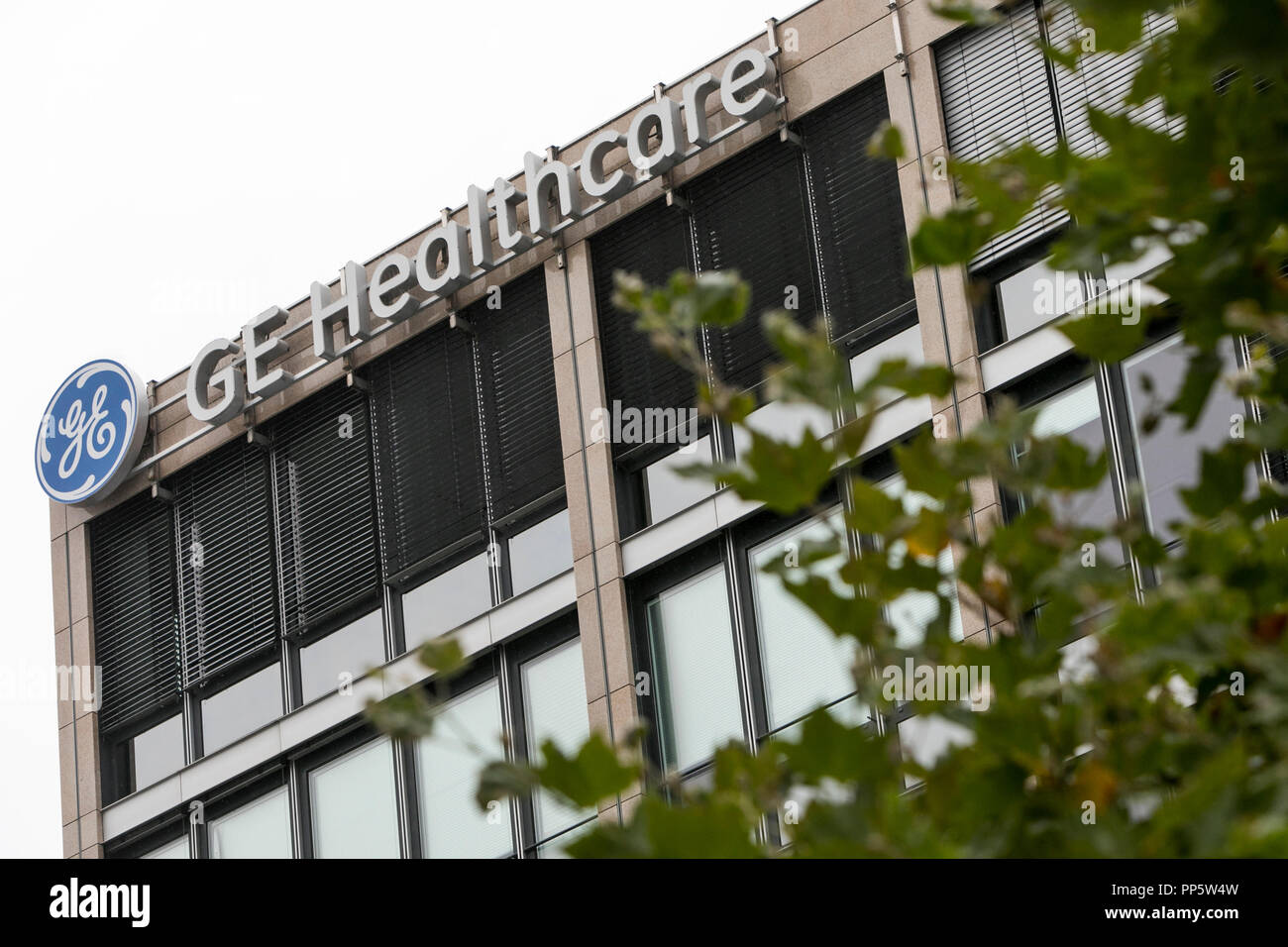 Ge building sign hi-res stock photography and images - Alamy